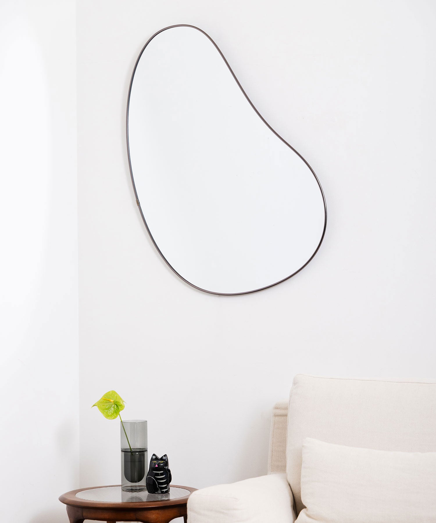 Umbra（アンブラ）Hubba Pebble Mirror - 曲線美が魅力のアートのようなデザインミラー – TIMELESS COMFORT